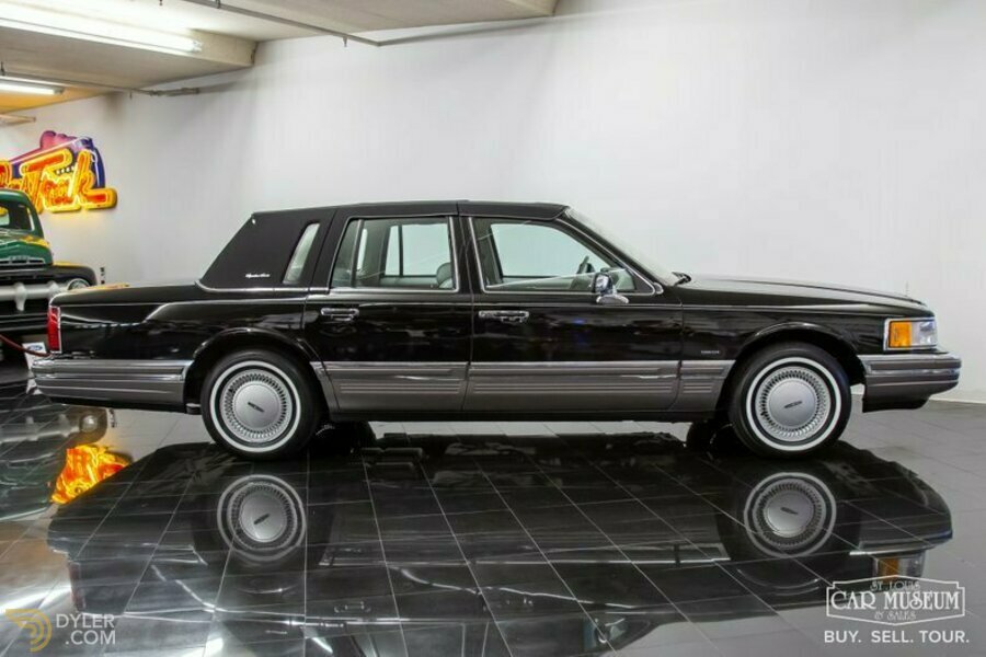 1990 Lincoln Town Car Black